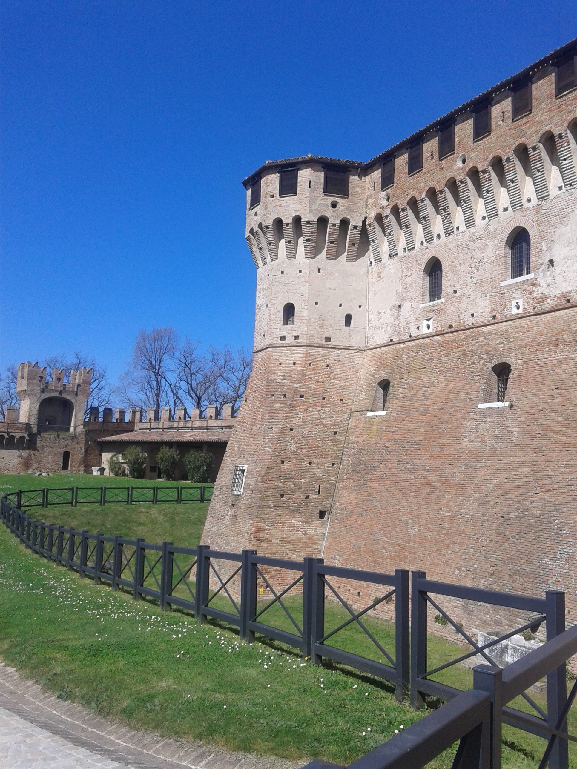 IL CASTELLO DI GRADARA E L'AMORE TRA PAOLO E FRANCESCA